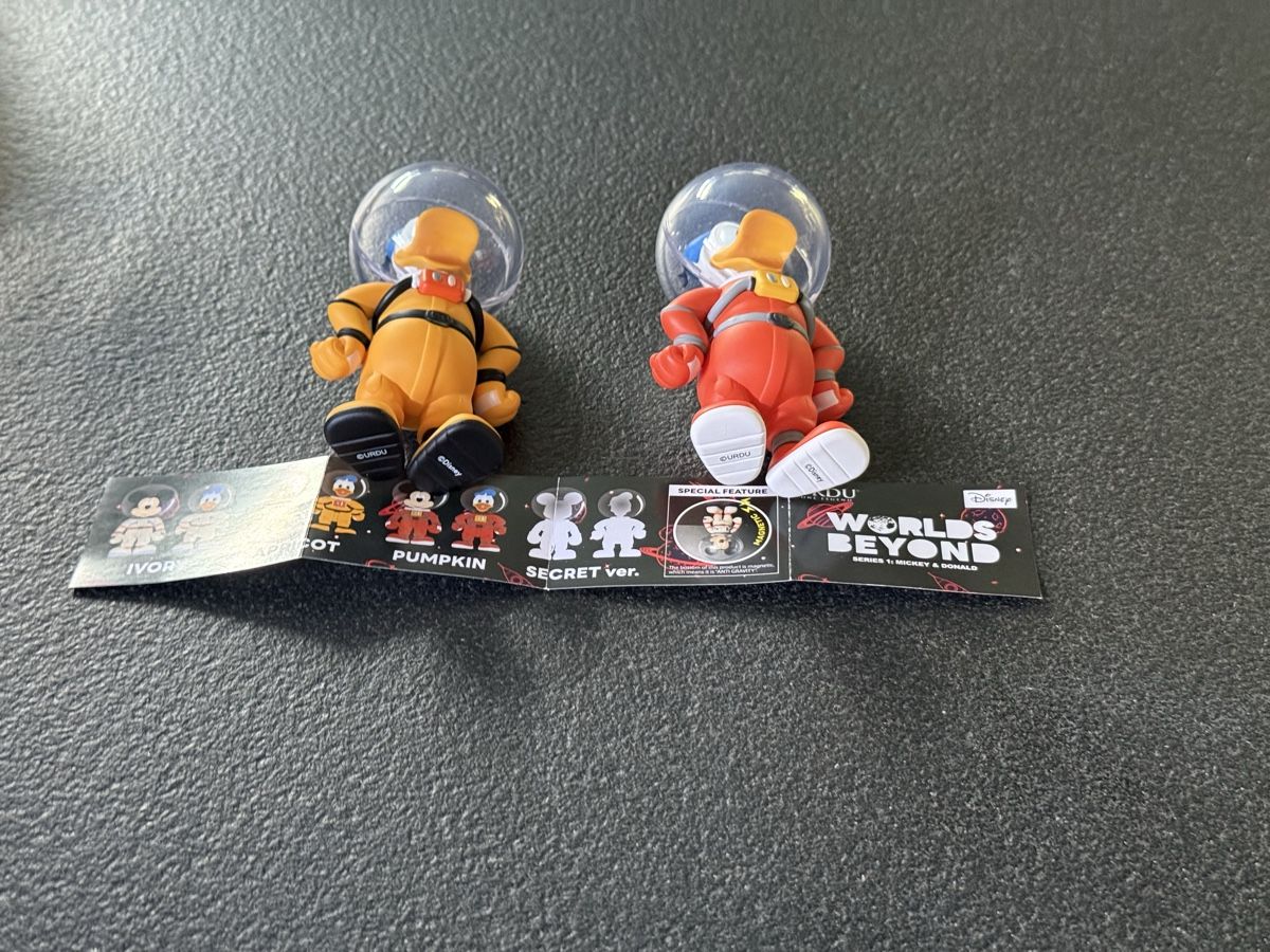 Disney - World Beyond 2x Donald Duck Spaceship (Neu (gemäss ...