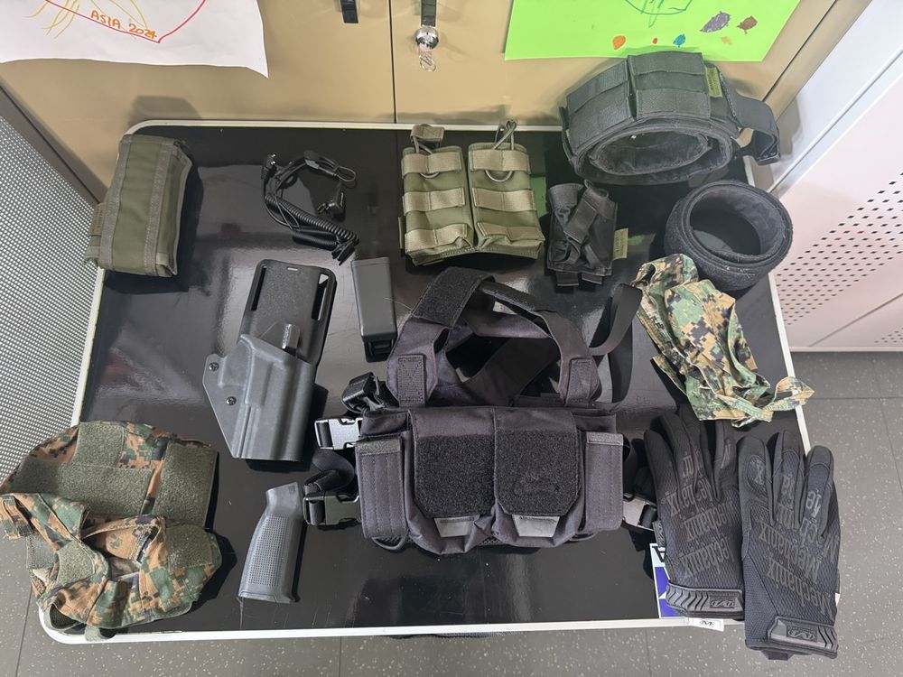 Equipaggiamento tattico vario militare e Softair airsoft (Gebraucht) in ...