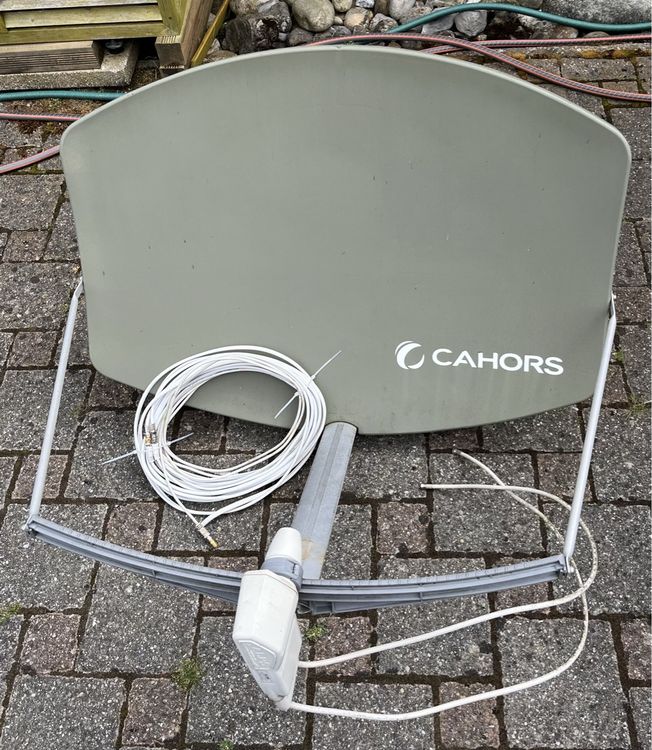 Cahors Satellitenschüssel mit LNB und Kabeln (Gebraucht) in Lommiswil für CHF 1 – nur Abholung ...