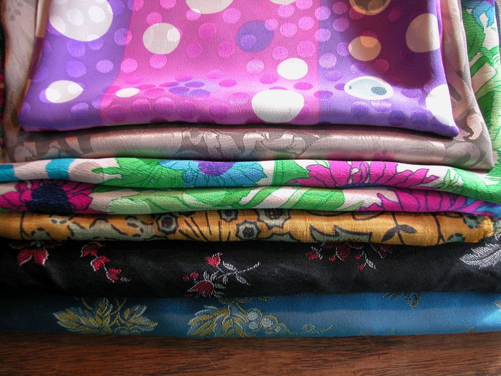 7 verschiedene Vintage Stoffe zum Basteln, alle aus Seide (Gebraucht ...