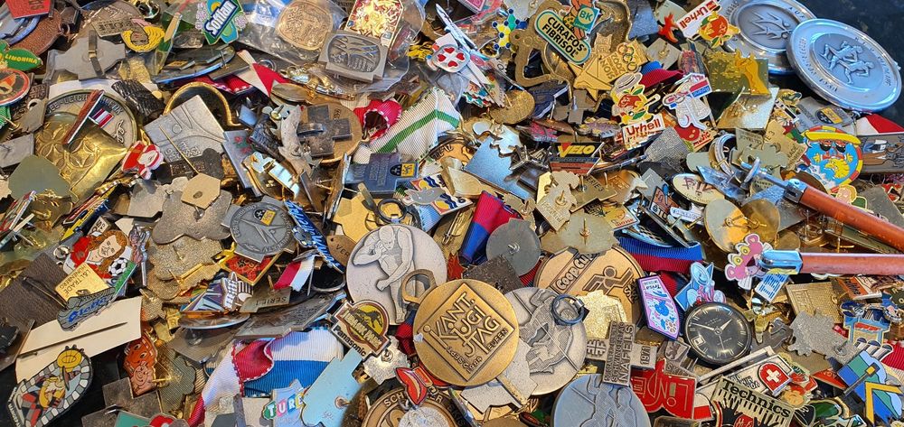 5 Kg. Pin Pins Abzeichen gemischt mit & ohne Verschluss Nr.4 (Gebraucht ...