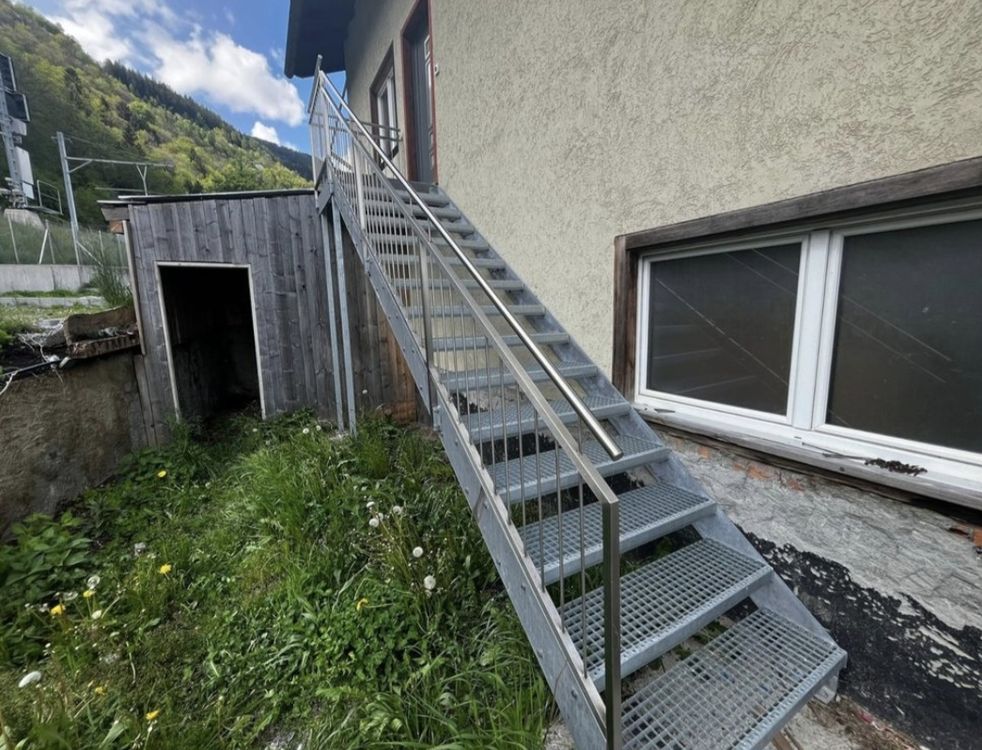Treppe mit Podest und Geländer (Gebraucht) in Reichenbach i. K. für CHF ...
