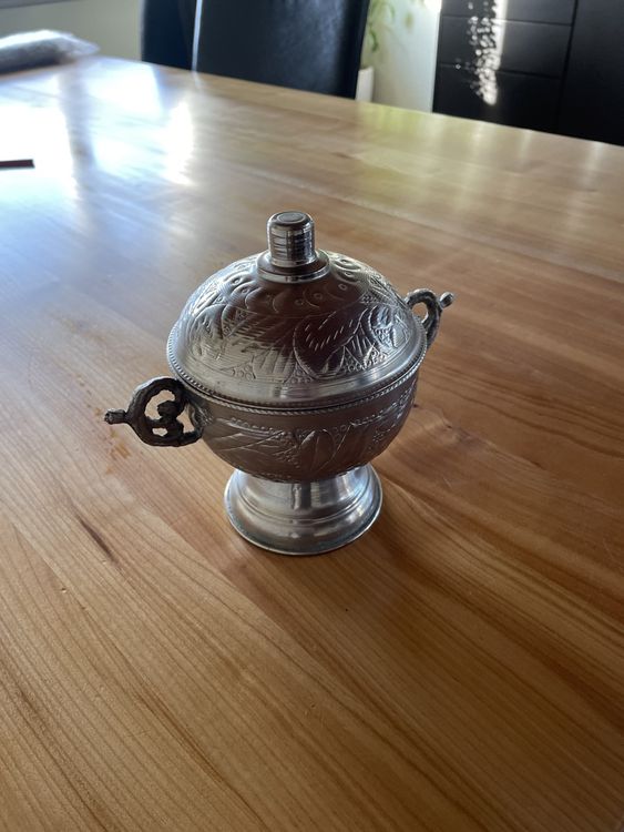 Herzige runder Behälter aus Metall, orientalisch (Gebraucht) in Wahlen b. Laufen für CHF 1 – mit ...