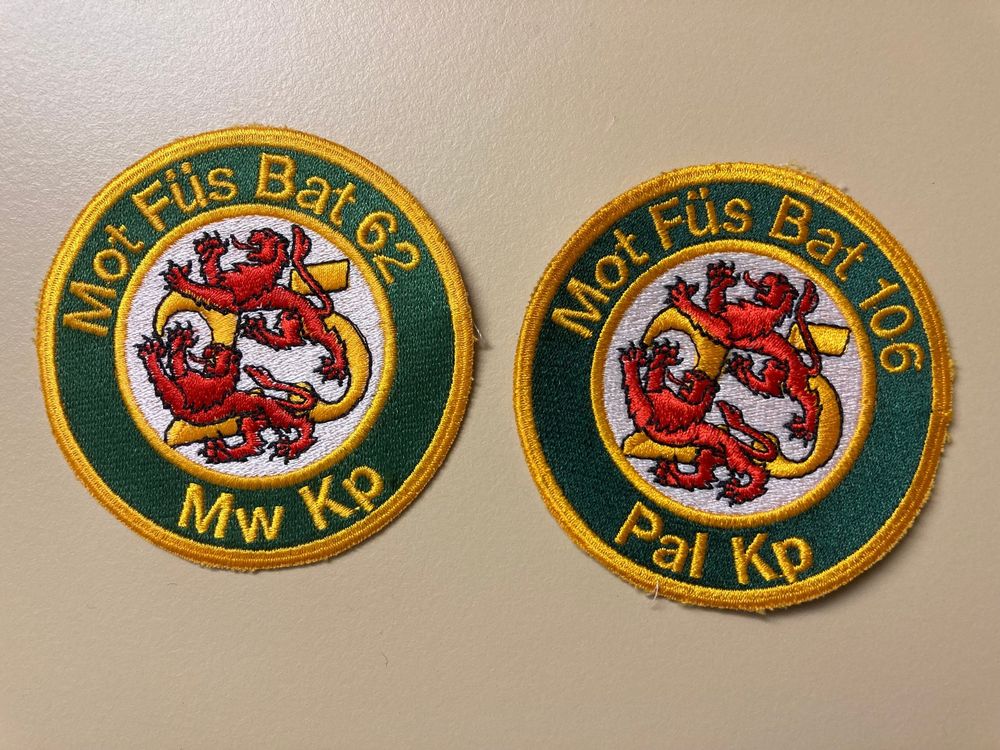 2 Badges: Mot Füs Bat 62 + 106 // Schweizer Armee (Gebraucht) in ...