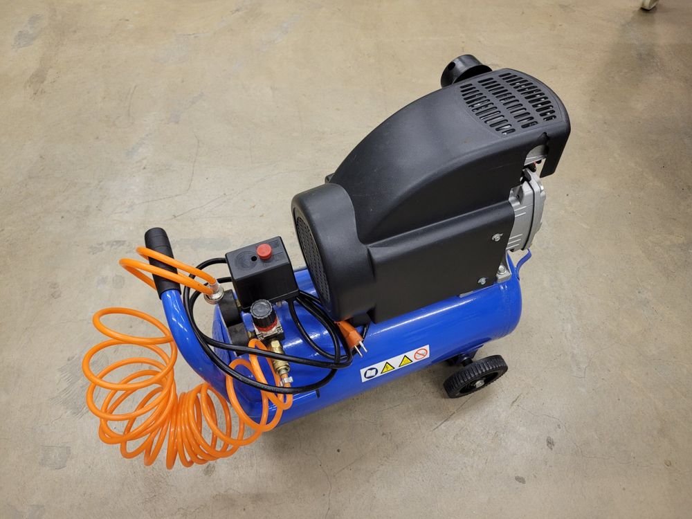 Druckluft Kompressor 8 Bar / 200l Hubvolumen / 24l Tank (Gebraucht) in ...