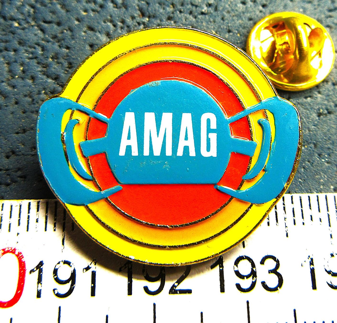 AMAG AUTO LOGO PIN GOLDIG ENAMEL SWISS MADE VW AUDI SKODA (Gebraucht ...