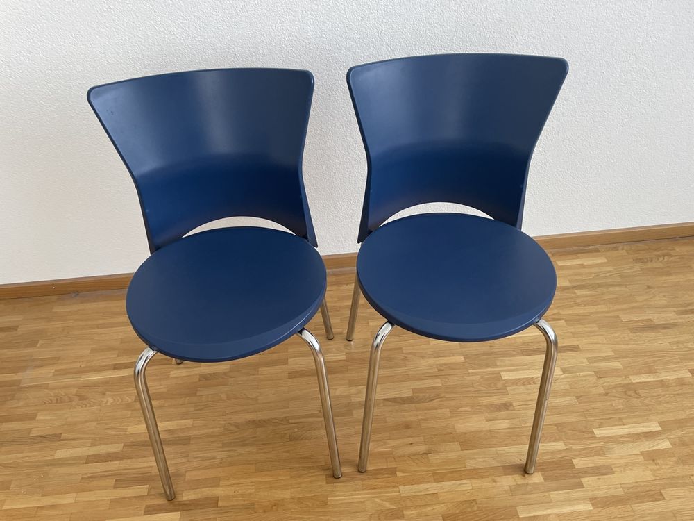 2 blaue Stapelstühle mit Chrombeinen (Gebraucht) in Magden für CHF 1 – nur Abholung auf Ricardo ...