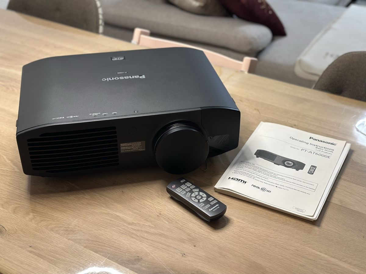 Panasonic PT AT 6000 HighEnd Heimkino Beamer mit neuer Lampe (Neu ...