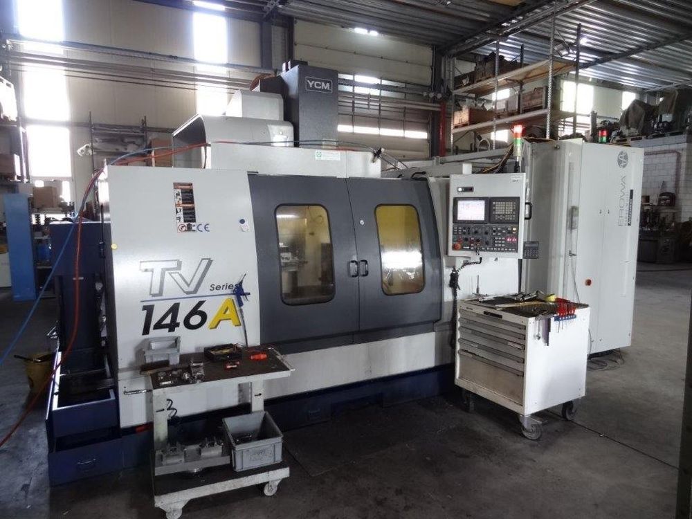 EROWA Multi Robot (PC210) + YCM TV146A 5.-Achs-Fräsmaschine (Gebraucht ...