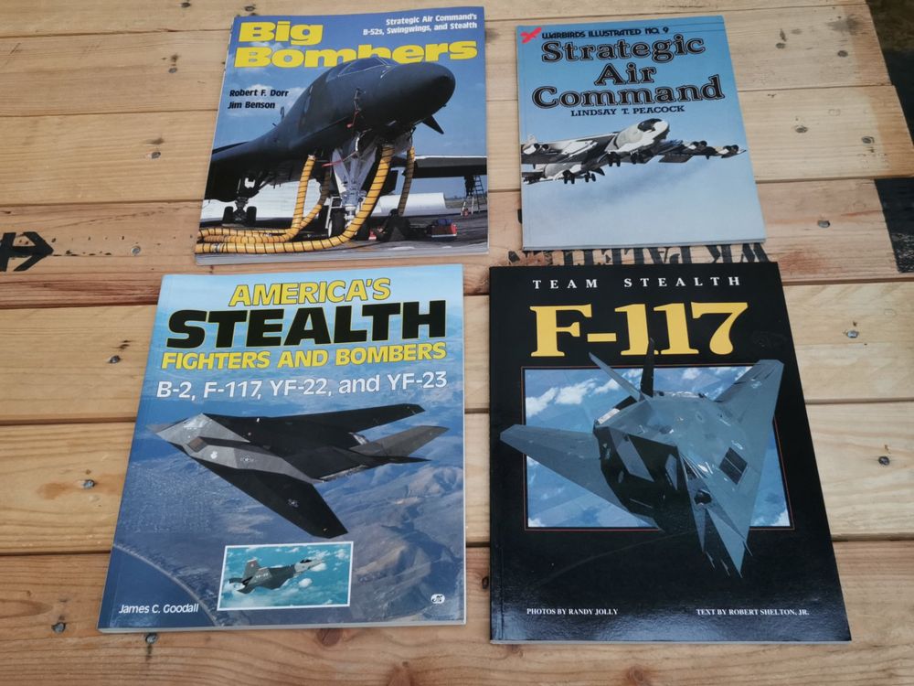 4 Bücher Hefte Flugzeuge Aviatik Kampfflugzeuge USAF (Gebraucht) in Neuenkirch für CHF 20 – mit ...