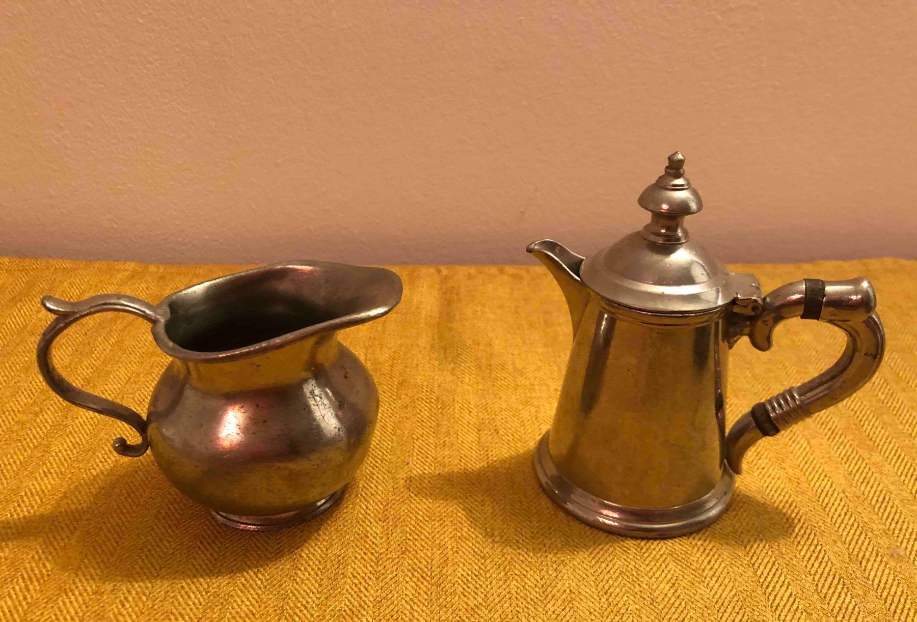 Zinngefäße: zwei Krüge aus Zinn (Gebraucht) in Balzers für CHF 1 – mit ...