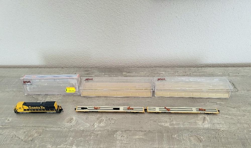 Atlas Spur N Set mit Santa Fe Lok + Tiefladewagen, max -60% (Neu (gemäss Beschreibung)) in ...