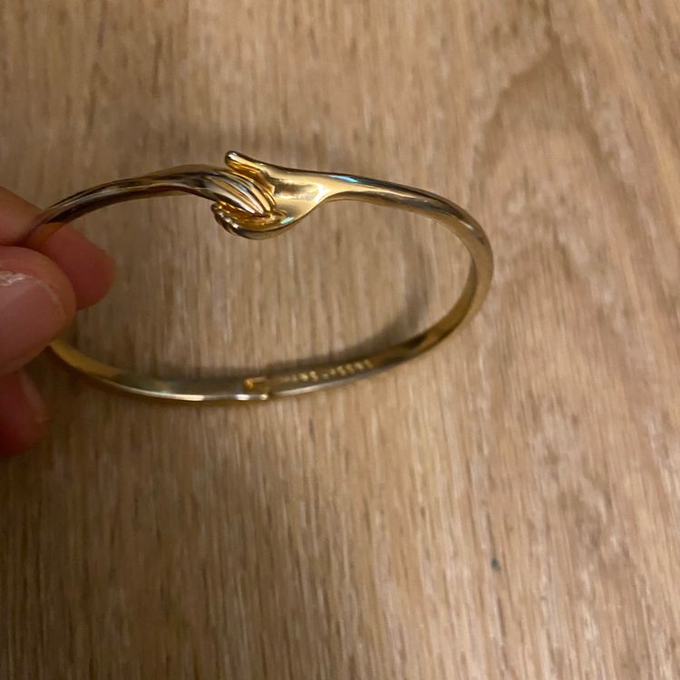 Marc Jacobs hand holding gold tone cuff Armband | Kaufen auf Ricardo