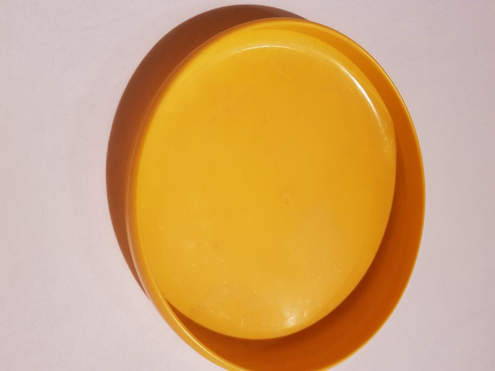 Plain bright yellow frisbee disc (Gebraucht) in Turbenthal für CHF 1.7 ...
