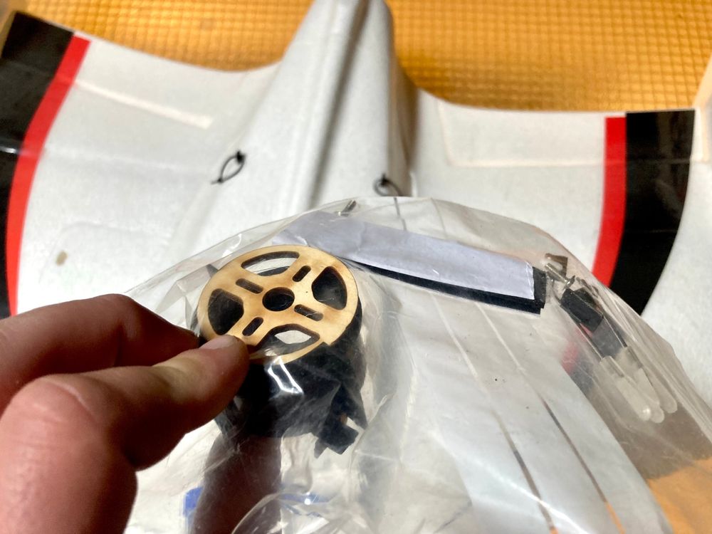 ZETA FX-79 Flying Wing EPO 2000mm 2m Envergure RC Modèle (Gebraucht) in für CHF 32 – mit ...