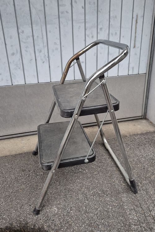 Praktische Trittleiter mit 2 Stufen, ideal für Haushalt (Gebraucht) in ...