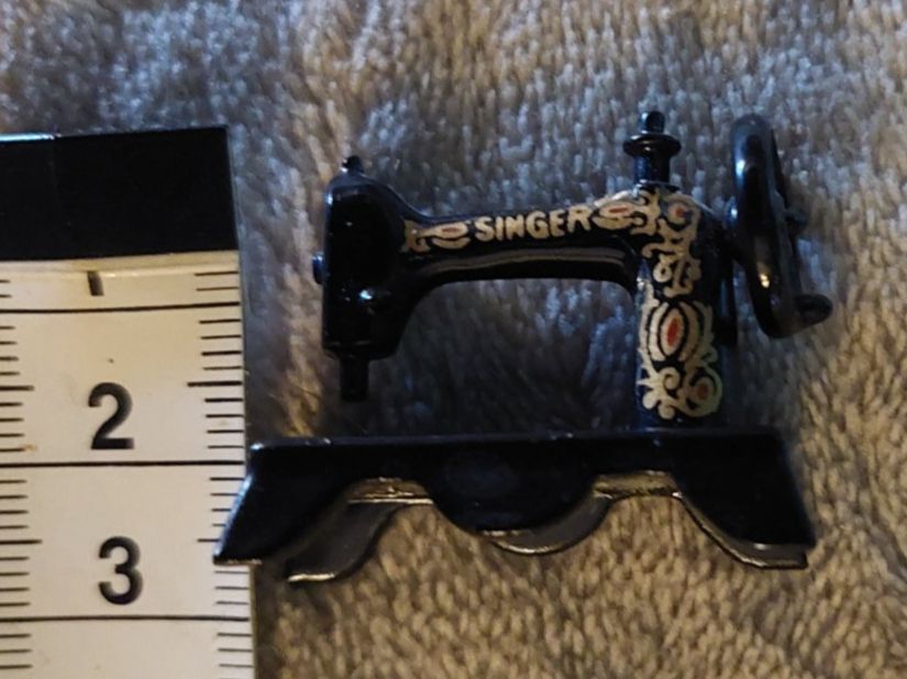 Niedliche Singer Nähmschine von Bodo Hennig fürs Puppenhaus (Neu ...