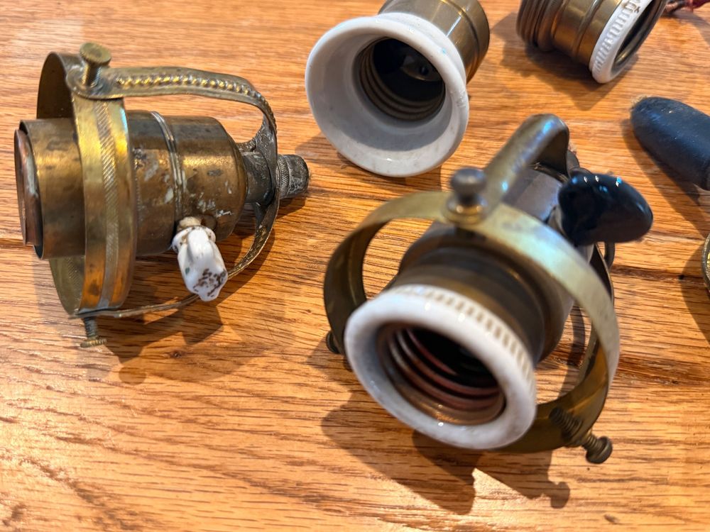Lot de douilles et pièces pour lampes anciennes (D'occasion) à Cornaux NE pour CHF 41 – avec ...