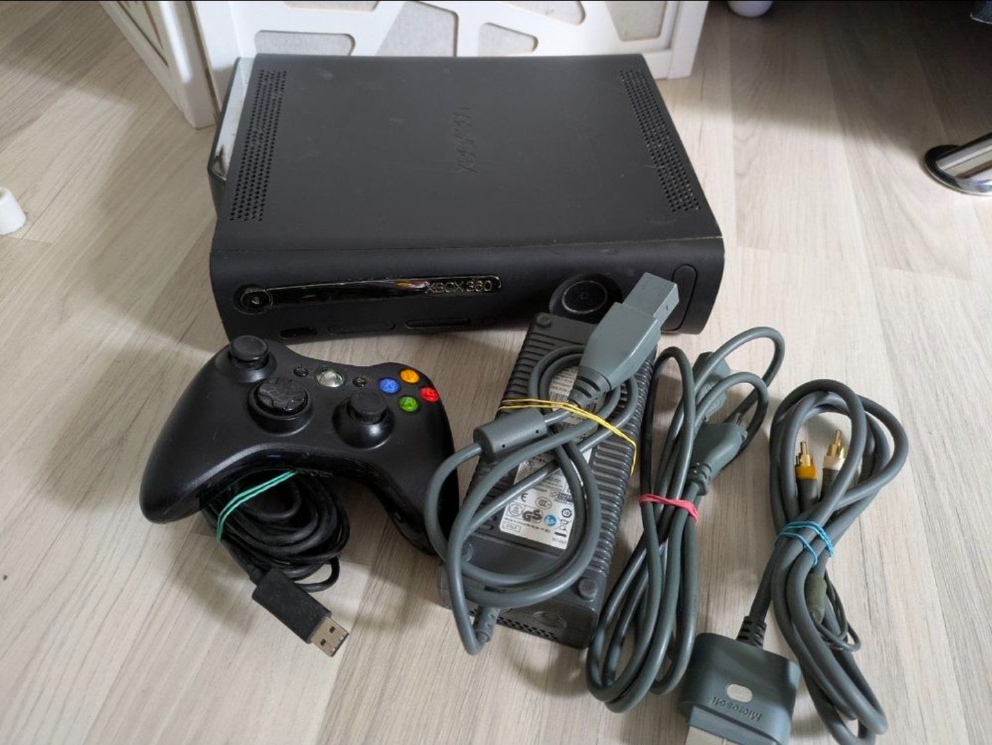 Xbox 360 +manette +8 jeux (D'occasion) à Blonay pour CHF 25 – avec ...