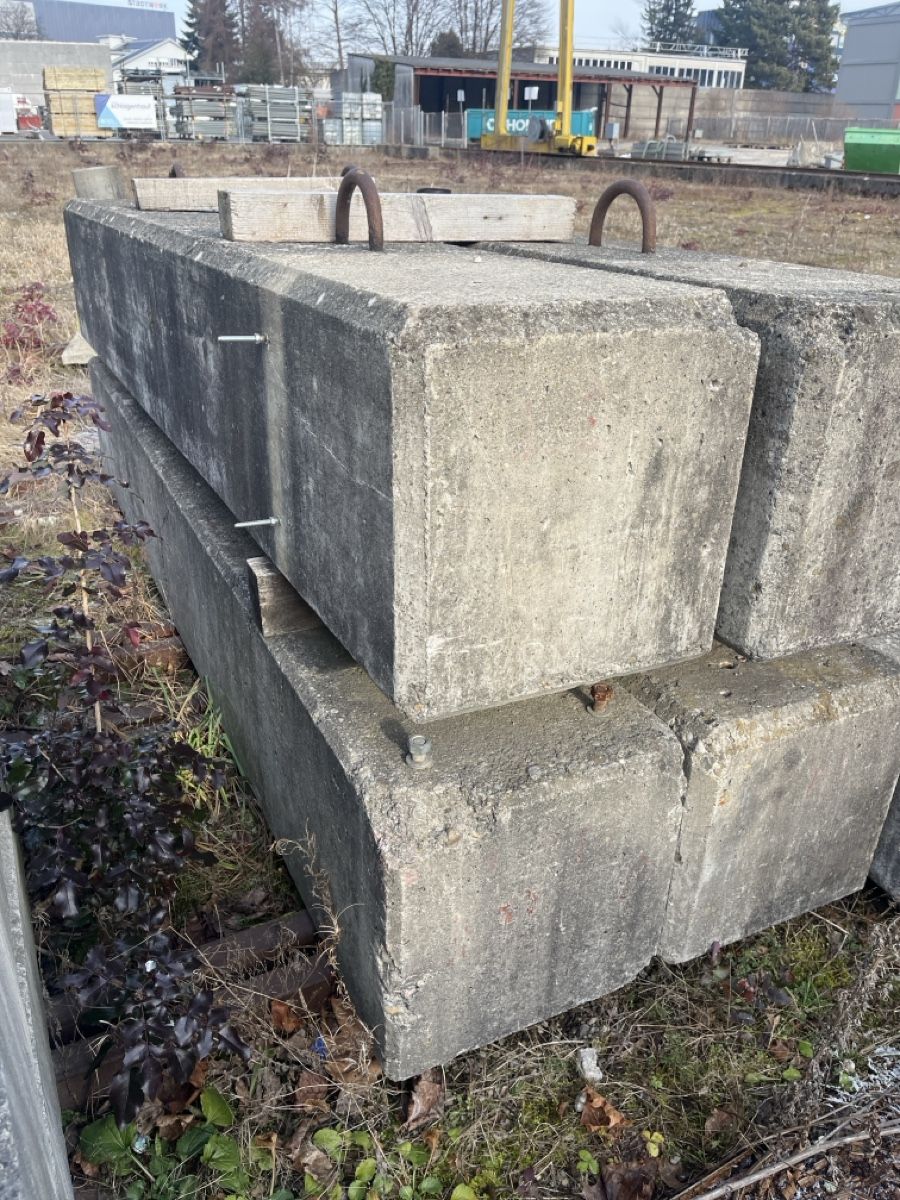 Beton Sockel gebraucht, ideal für den Garten im Frühling (Gebraucht) in ...