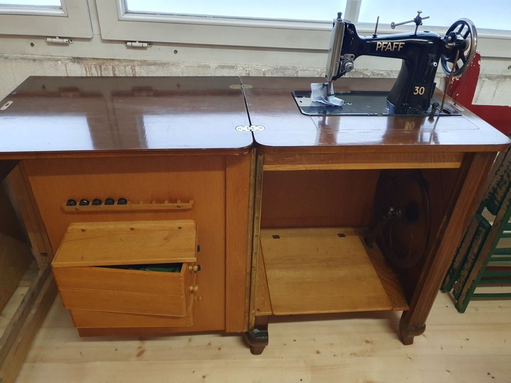 Nähmaschinenmöbel mit Pfaff Nähmaschine (Gebraucht) in Schöftland für ...