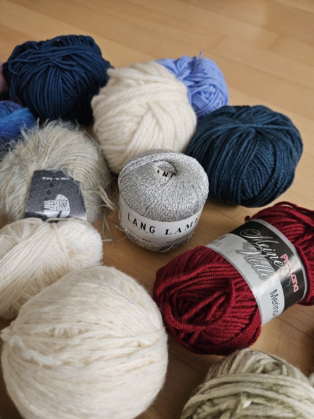 Grosses Set an assortierter Wolle neu & angebraucht bunt (Gebraucht) in ...