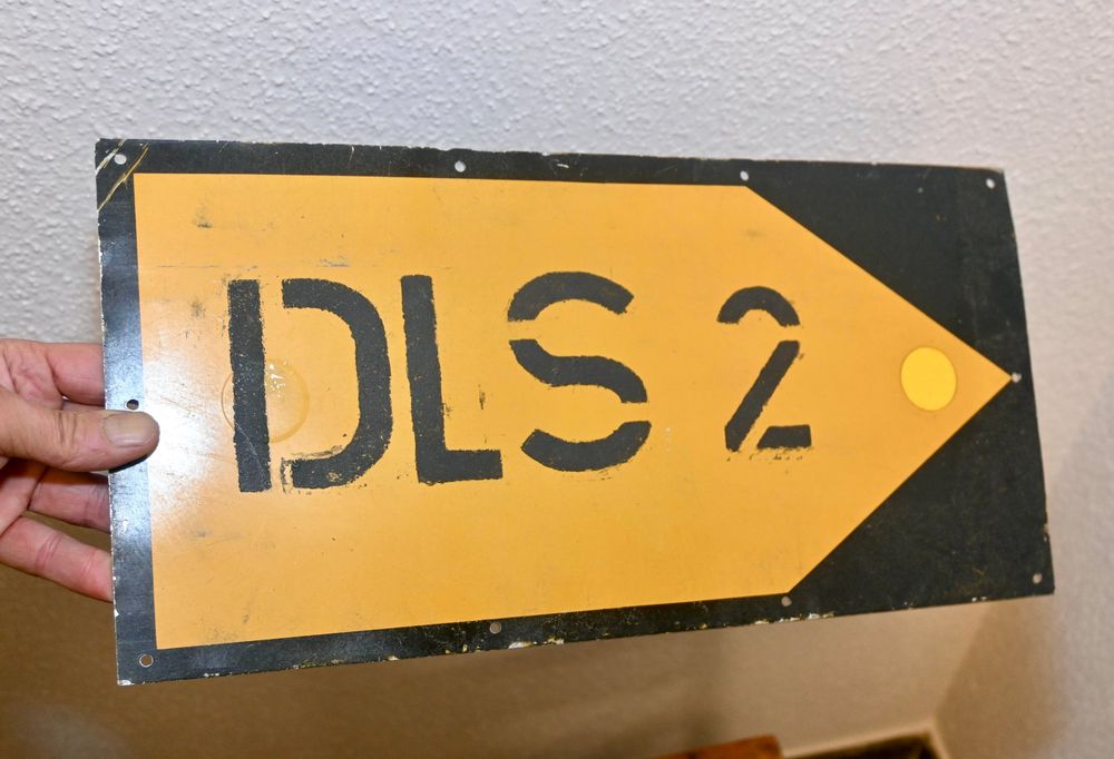 CH MILITÄR Wegweiser SCHILD gelb/schwarz zweiseitig DLS 2 (Gebraucht ...