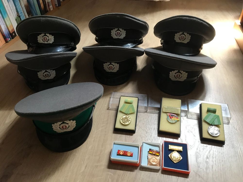 DDR Schirmmützen / Abzeichen (Gebraucht) in Kerzers für CHF 70 – mit ...