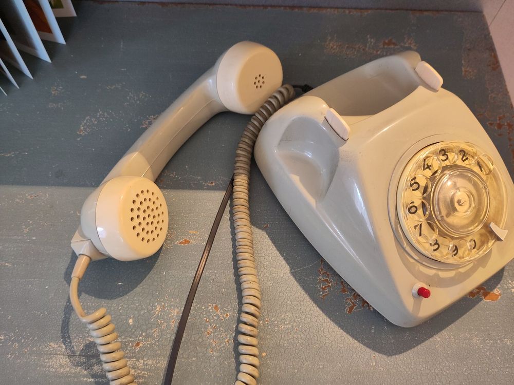 Telefon mit Wählscheibe ca. 1970 (Gebraucht) in Weesen für CHF 25 – mit ...