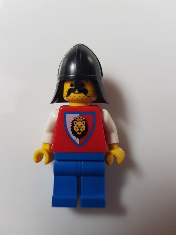 Lego Ritter Figur mit Helm und rotem Wappen | Kaufen auf Ricardo