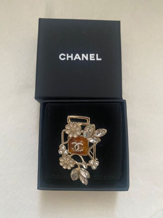 Chanel Brooch Crystal and Pearly Glass Beads | Kaufen auf Ricardo
