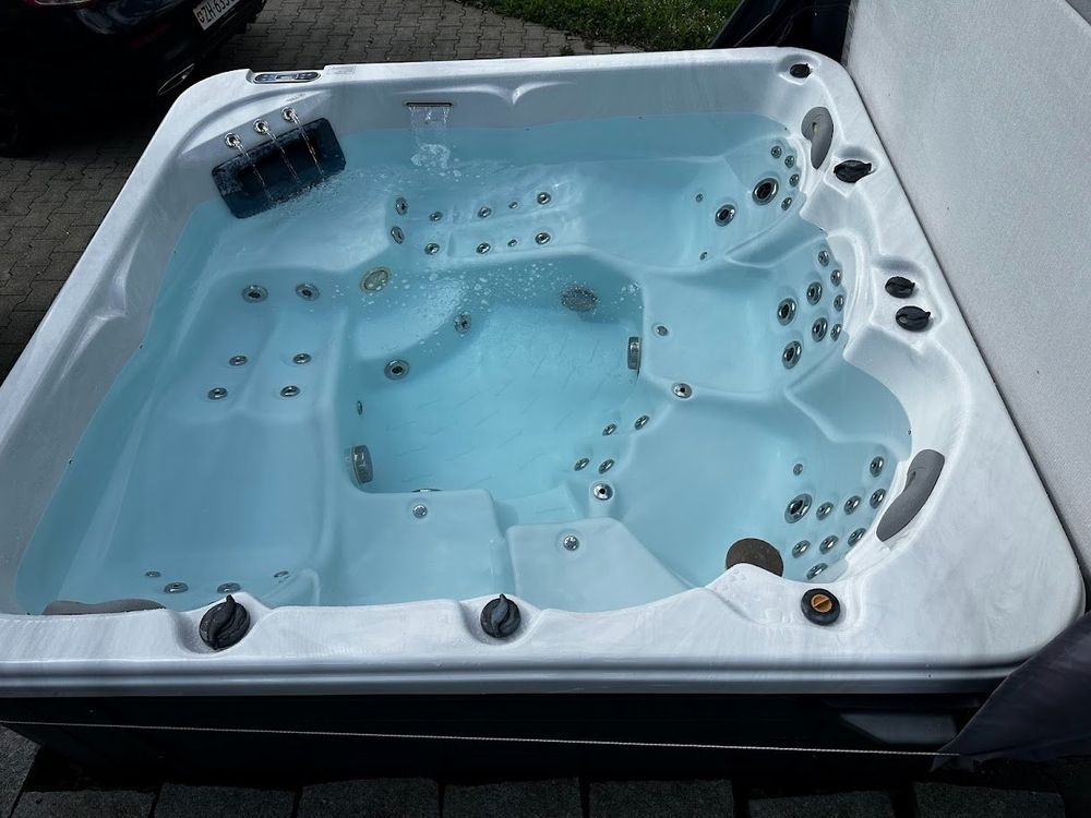 Whirlpool DeluxeSpas Saturn mit 74 Düsen (Gebraucht) in Hinwil für CHF ...