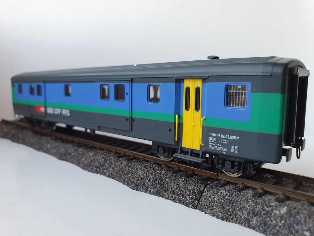 Gepäckwagen EW II / SBB / IR Lackierung „Papagei‟ /1:87/ DC (Neu und originalverpackt) in Zürich ...
