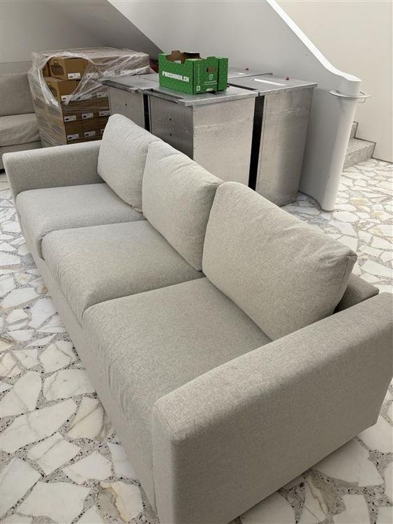 Modernes 3er Sofa, hellgrau/beige, Gebrauchsspuren (Gebraucht) in Zürich für CHF 185 – nur ...