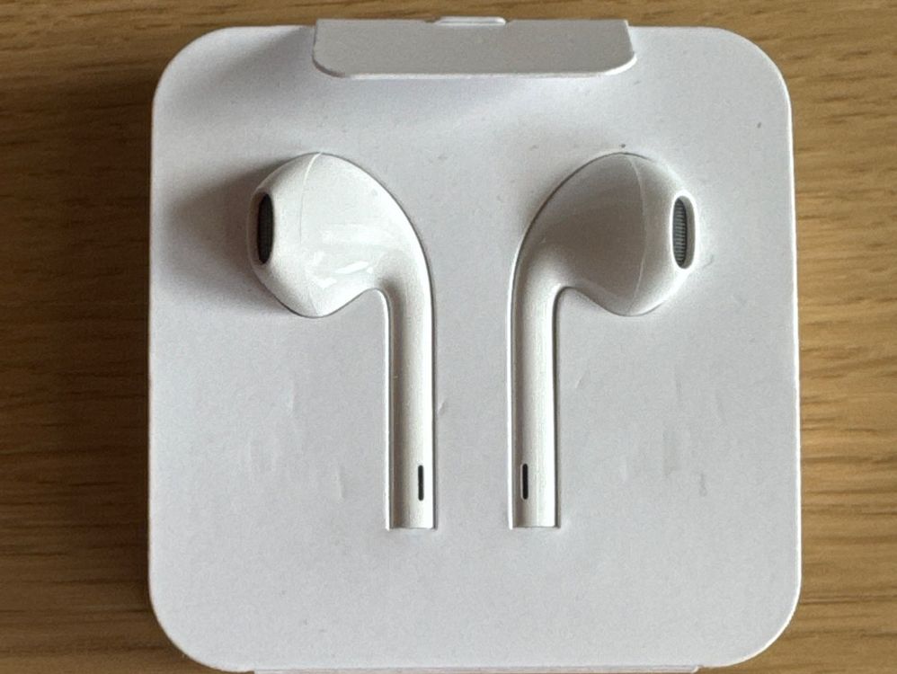 EarPods (Neu und originalverpackt) in Duedingen für CHF 12 – mit ...
