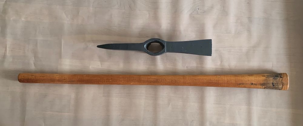 Pickel / Spitzhacke aus Metall und Holz, ca. 100cm / 43.5cm | Kaufen ...