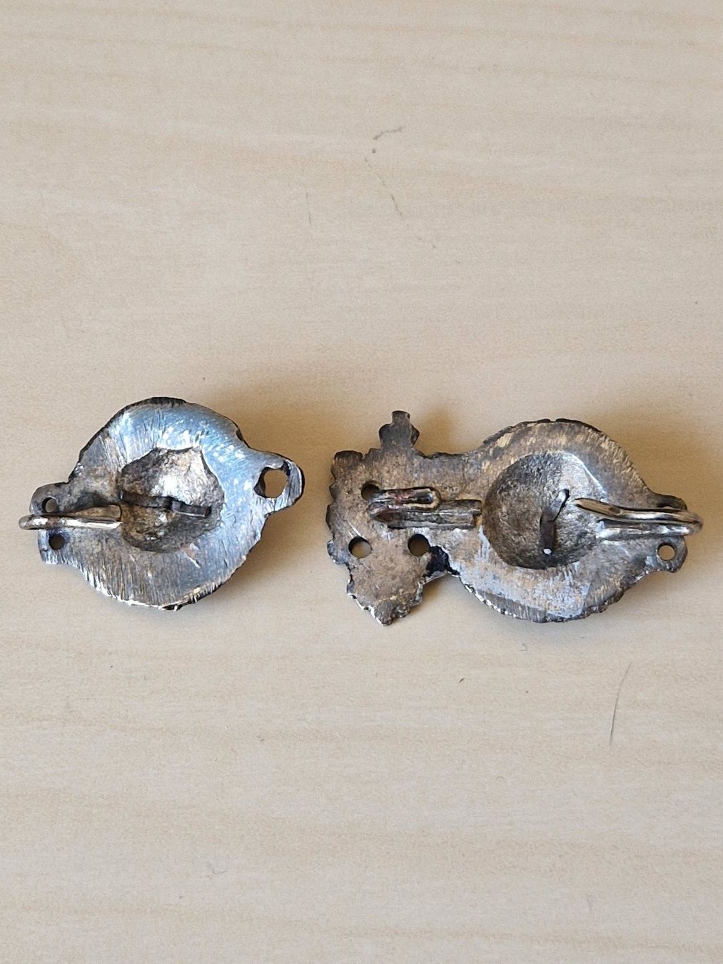 Broche ancienne argentée avec pierres rouges et bleues (Gebraucht) in ...