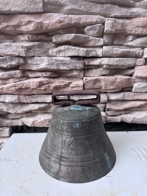 Ancienne cloche de vache en bronze (Gebraucht) in Erde für CHF 23 – mit Lieferung auf Ricardo kaufen