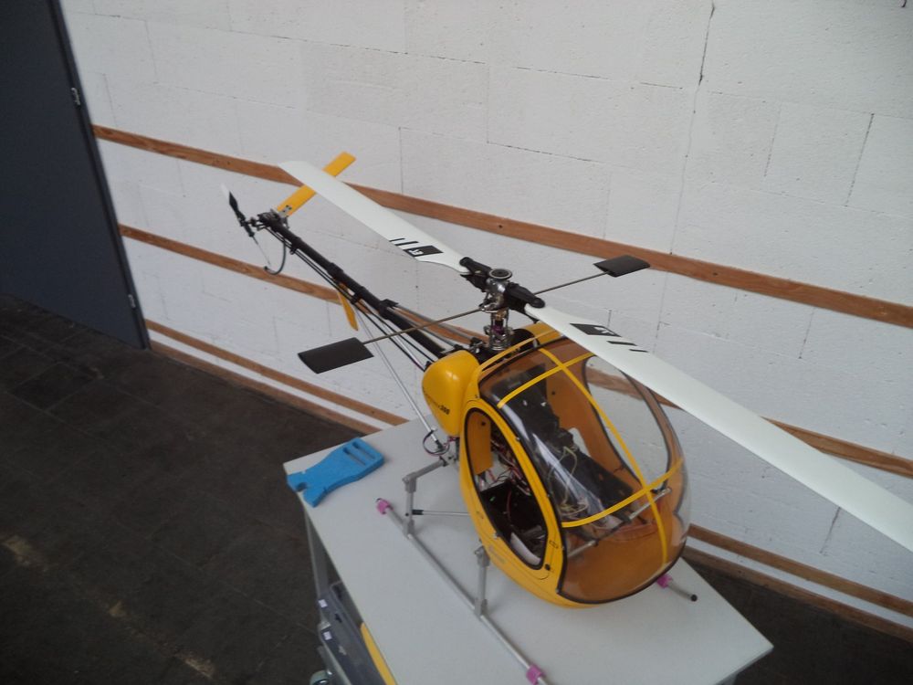 Grosser Heli JR Schweizer 300 oh. Sender und Lipo PNP (Neu (gemäss ...