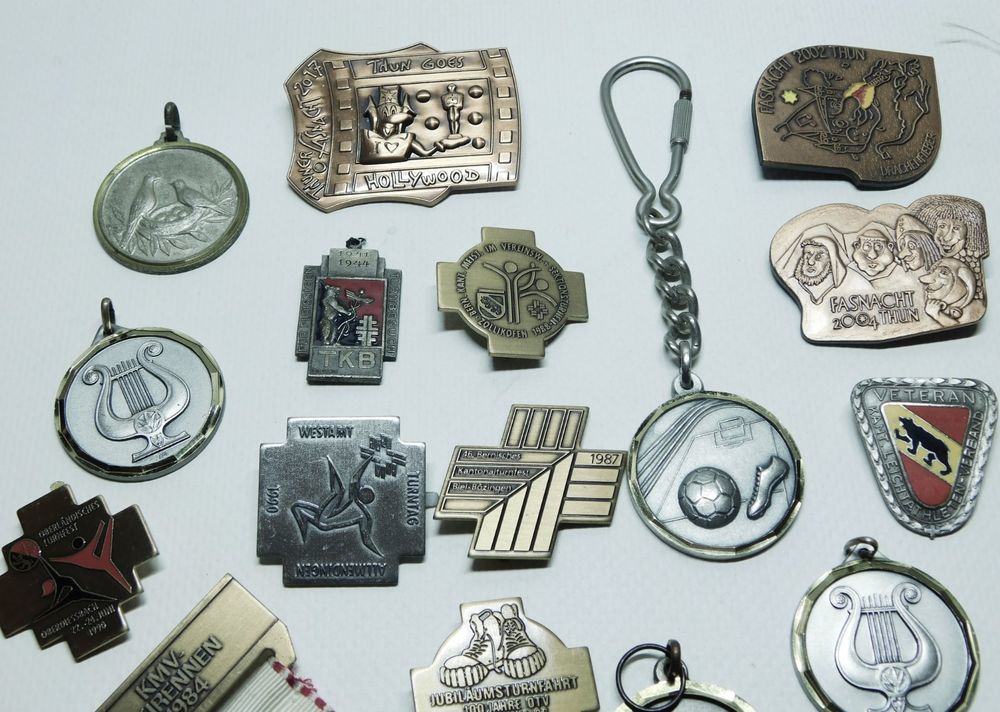 Grosse Sammlung von alten Abzeichen, Pins und Medaillen (Gebraucht) in ...