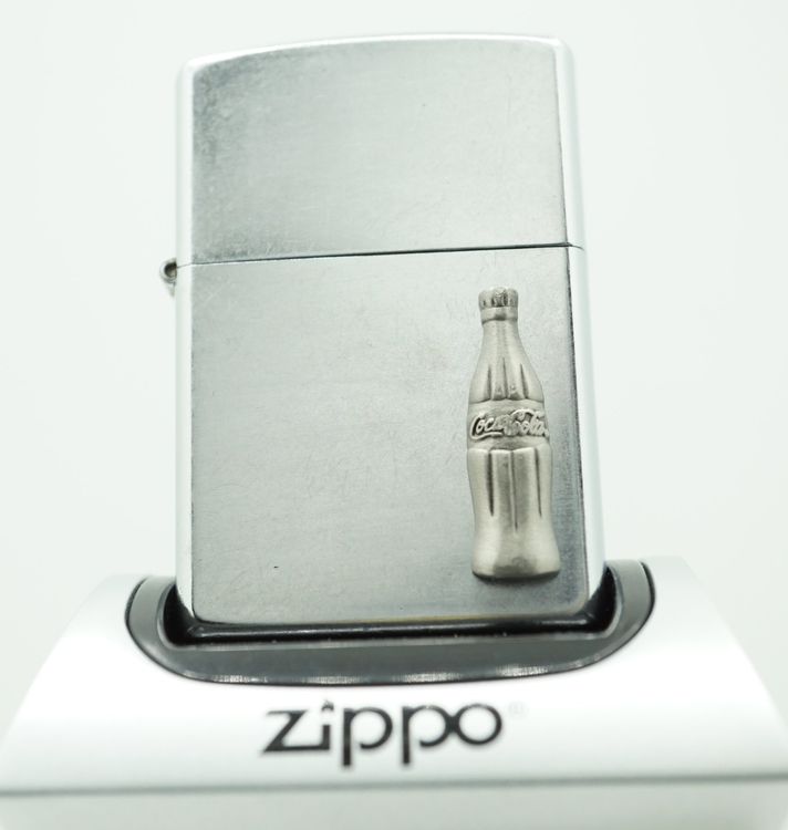 ZIPPO® COCA-COLA BOTTLE - EMBLEM - 2002 - UNGEZÜNDET | Acheter sur Ricardo