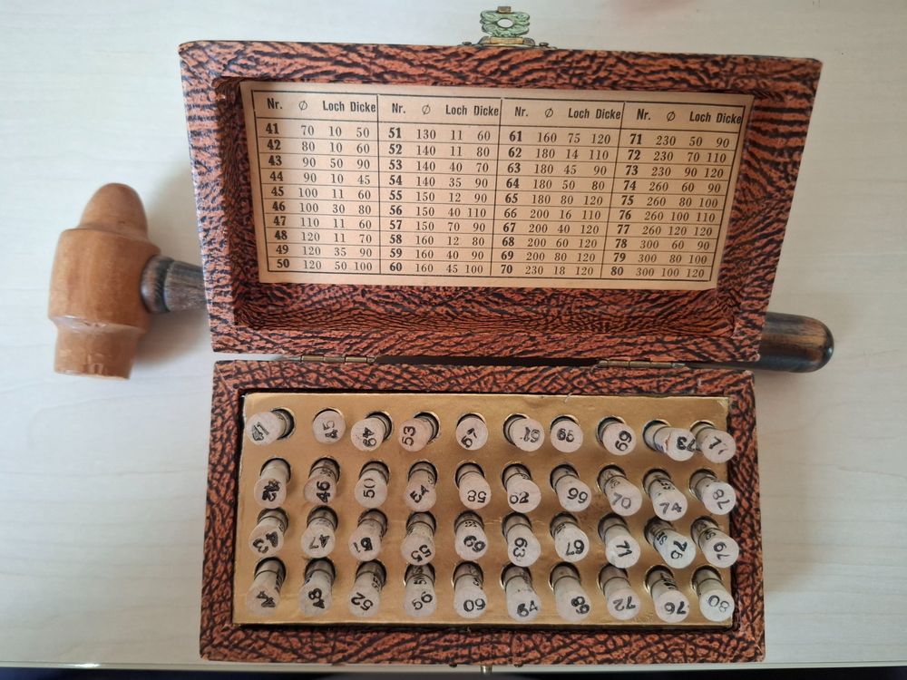 Boîte n° 2 bouchons Seitz pour montres + marteau (D'occasion) à Moutier ...