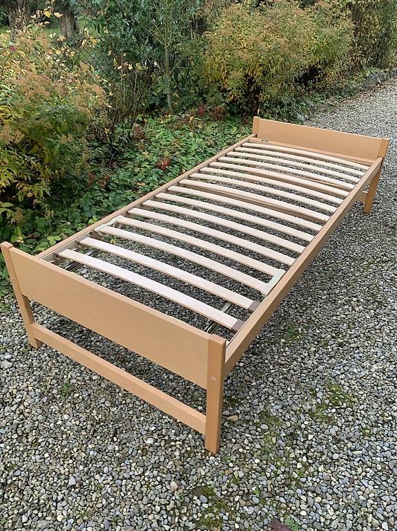 Bett mit Rost 90 x 200 (Gebraucht) in Malters für CHF 1 – nur Abholung ...