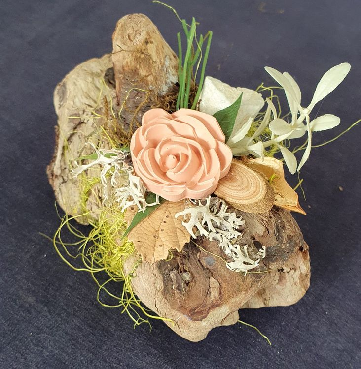 Kleines verziertes Wurzel- Trockengesteck mit Rose (Neu und ...