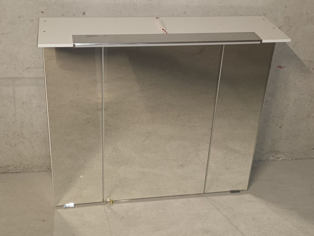 Spiegelschrank mit LED Lichtleiste oben, 3 Türen, Steckdose (Gebraucht ...