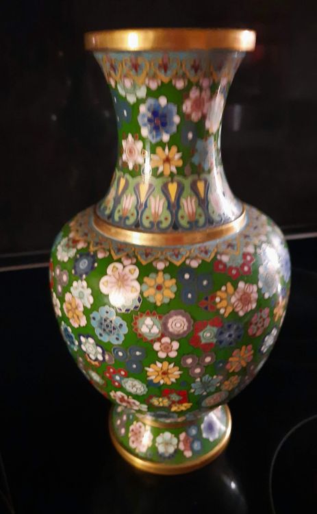 Antike Cloisonné Vase, grün mit seltenem Blumenmuster (Neu (gemäss ...