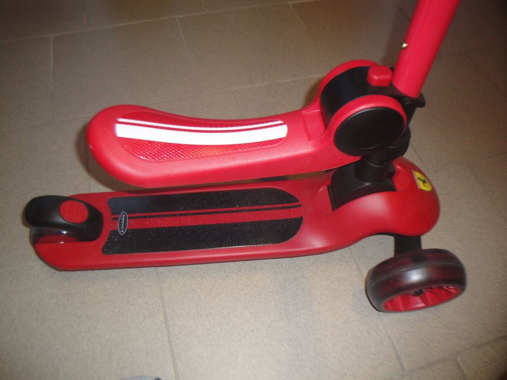 Original Ferrari Scooter 3- Rad mit Sitz (Neu (gemäss Beschreibung)) in ...