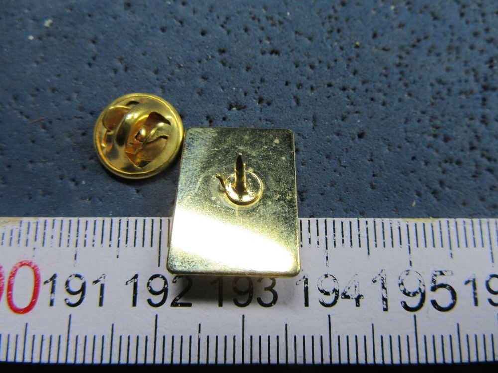 VW KLÜCKSKLEE AUTO LOGO PIN GLASIERT (Gebraucht) in Ettingen für CHF 0. ...