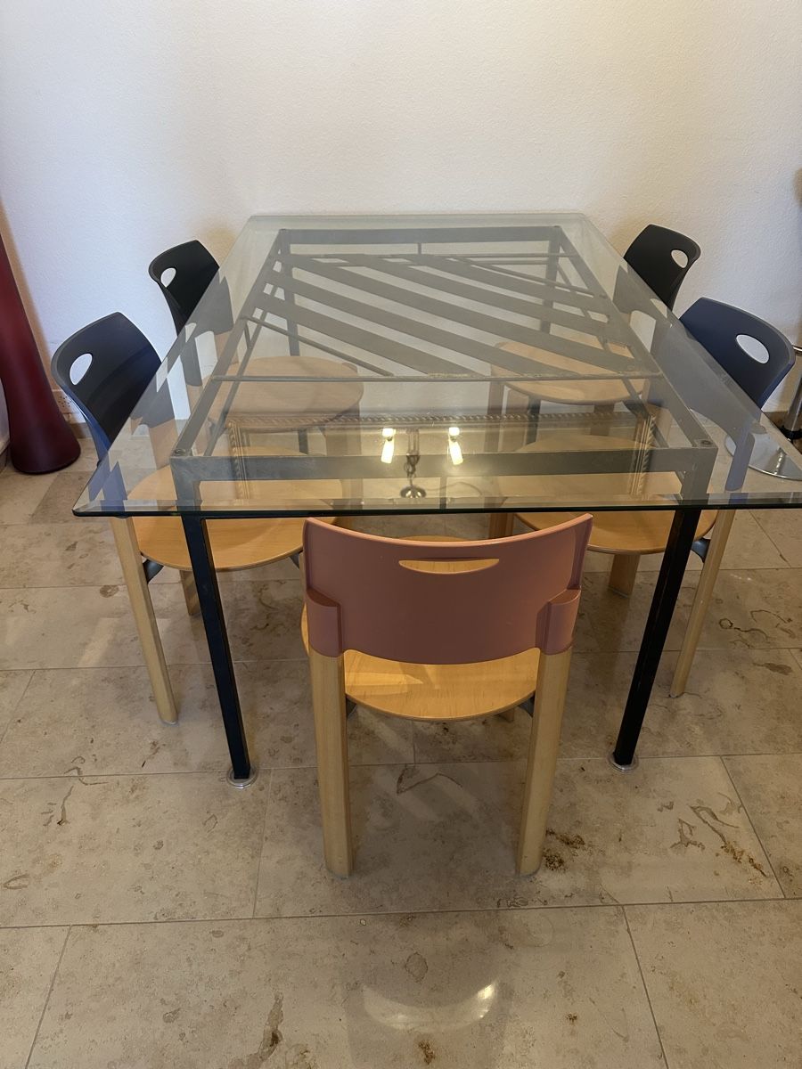 Esstisch mit Glasplatte und 5 Stühlen aus Holz. Top Zustand! (Neu ...