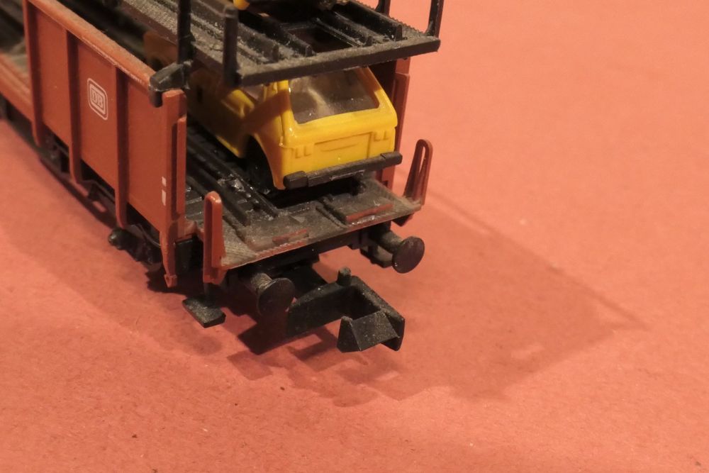 Doppelstock-Autotransportwagen der DB mit 3 VW Golf der Post (Gebraucht ...